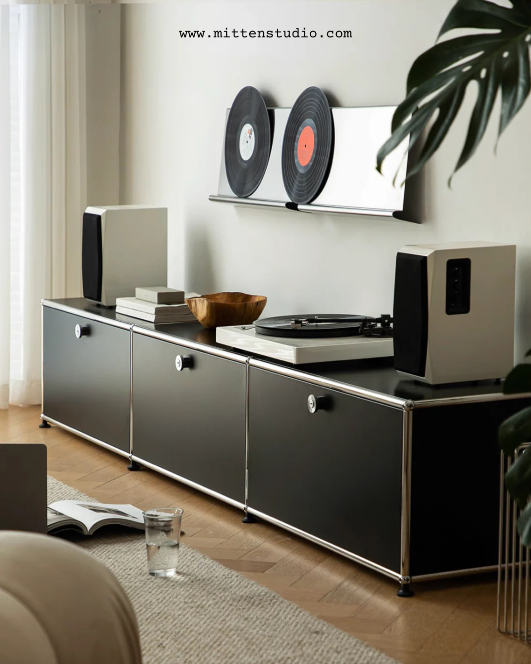 B&T TV Cabinet 02 – Mitten Studio